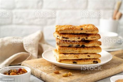 밝은 회색 요리 배경에 흰색 접시에 건포도와 레이어 디저트 맛있는 수제 스위트 퍼프 페이스트리 클로즈업 건포도에 대한 스톡 사진 및 기타 이미지 Istock