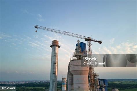 산업 생산 지역에서 높은 콘크리트 공장 구조와 타워 크레인으로 건설 중인 시멘트 공장의 공중 보기 제조 및 글로벌 산업 개념 0명에 대한 스톡 사진 및 기타 이미지 Istock