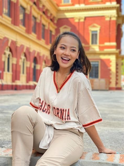 သာယာတဲ့မနက်ခင်းလေးမှာ ကော်ဖီခွက်လေးကိုင်ကာဆွဲဆောင်မှုတွေပိုနေပြီး လ