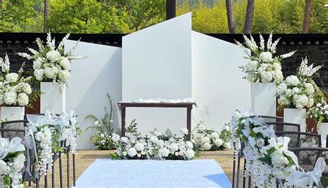 꽃모닝~🌸 지난 토요일에는 분위기있는 백제문화단지에서 웨딩이 있었어요~🤵🏻👰🏻 날씨와 장소 꽃과 사람들 모두 완벽했던 야외웨딩이었어요~☺️ 특별한 하우스웨딩 플라워