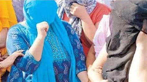 मेरठ में मसाज पार्लर में चल रहा था देह व्यापार नौ महिलाएं व सात पुरुष पकड़े बैंक अधिकारी की