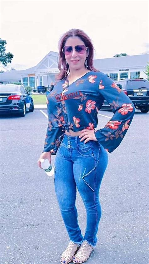 Hermosísima Jovencita Paseando Rompecabezas En Línea