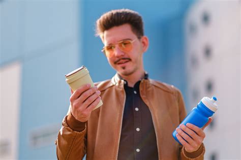 물과 커피 사이의 어려운 선택 에코 머그잔과 재사용 가능한 플라스틱 병물 0에 대한 스톡 사진 및 기타 이미지 0 낮 단일 이미지 Istock