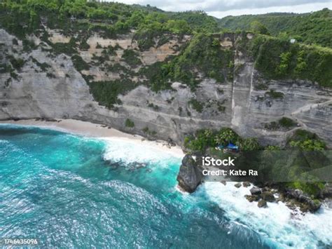 다이아몬드 및 아투 해변 근처의 녹색 식물이 있는 바위 반도의 드론 보기 사우전드 아일랜드 관점 0명에 대한 스톡 사진 및 기타 이미지 Istock