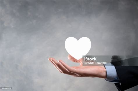 흰색 십자가 기호와 빨간 마음을 들고 손 세계지도 배경 건강 관리 건강 보험 자선 및 의학 개념 공간을 복사합니다 감정에 대한 스톡 사진 및 기타 이미지 Istock