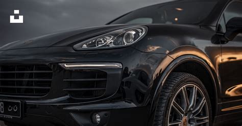 주차장에 주차된 검은색 포르쉐 카이엔 사진 Unsplash의 무료 튀니스 이미지