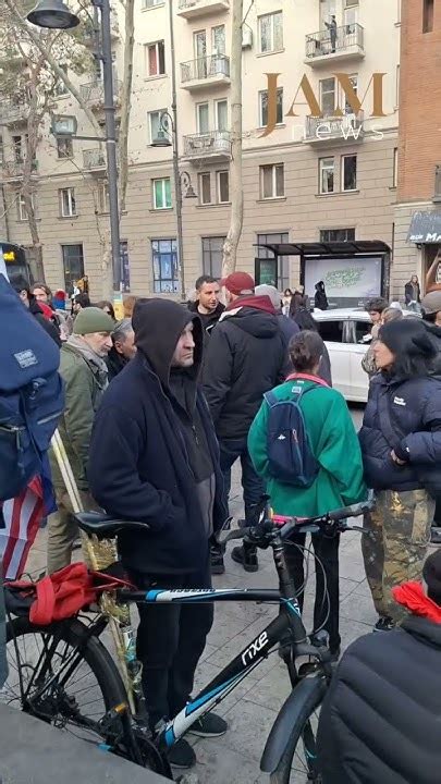 კინოცენტრის ახალ შენობასთან შეკრებილი ხელოვანები რეჟიმის პატიმრებს სოლიდარობას უცხადებენ Youtube