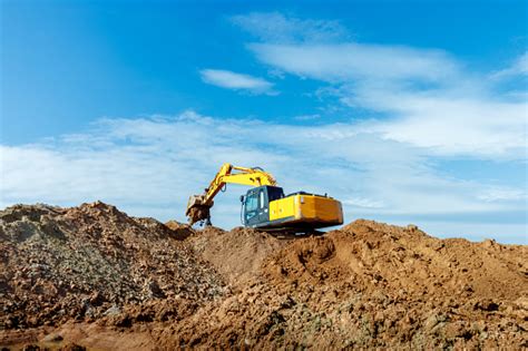 굴삭기는 건설 현장에서 참호를 파는다 외부 하수도 파이프를 놓는 트렌치 다층 건물을 위한 하수 배수 시스템 구덩이 기초를 파고 건설 산업에 대한 스톡 사진 및 기타 이미지
