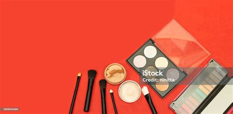 빨간색 배경에 복사 공간이있는 다채로운 아이 섀도우와 블러셔 파운데이션 하이라이터 및 브러시 0명에 대한 스톡 사진 및 기타 이미지 Istock