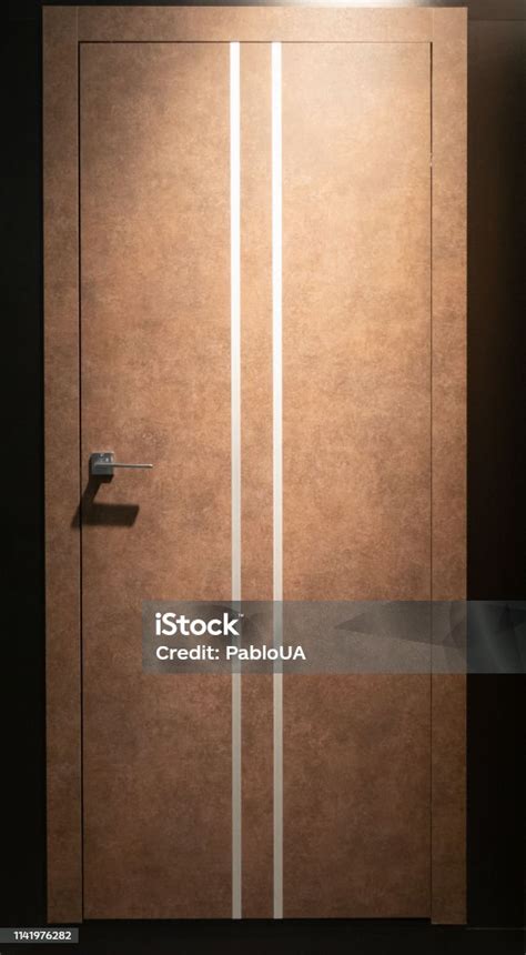 희미 한 빛에 두 개의 얇은 흰색 줄무늬가 있는 갈색 색상의 닫힌 방 문 0명에 대한 스톡 사진 및 기타 이미지 0명 가구 가정의 방 Istock