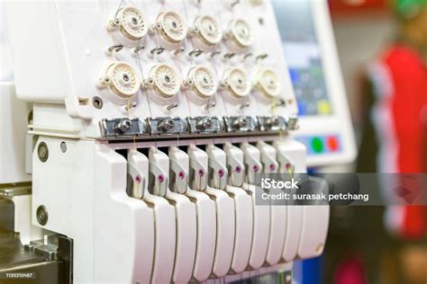텐 셔 너 아시리아 스레드 현대 자동 첨단 기술 멀티 바늘 바느질 또는 자 수 기계 섬유의류의류 산업에서 산업에서 제조 과정의