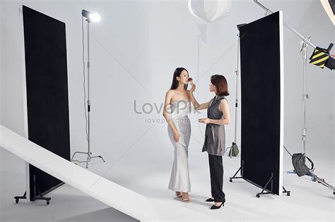메이크업 아티스트가 모델을 손질 사진 무료 다운로드 Lovepik