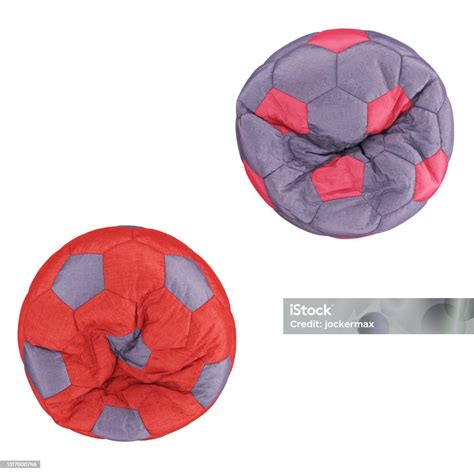 흰색 배경에 축구 공의 형태로 두 개의 색깔의 부드러운 안락 의자 맨 위 보기입니다 3d 렌더링 0명에 대한 스톡 사진 및 기타 이미지 Istock