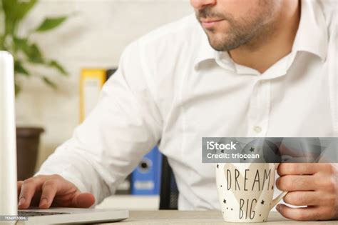 노트북 앞에서 자신의 책상에 앉아있는 잘생긴 젊은 사업가 사무실에서 평범한 하루 경영자에 대한 스톡 사진 및 기타 이미지 경영자 기업 비즈니스 남성 Istock