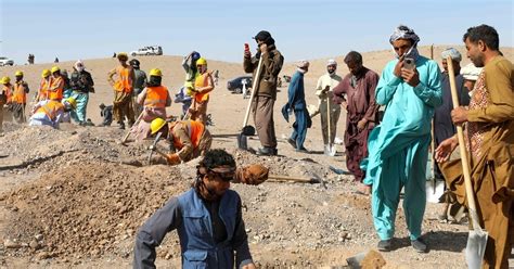 맨손으로 구조…국제사회 관심 못받는 아프간 강진 피해