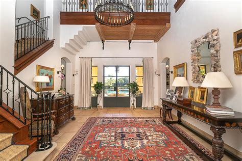 Discover The Opulent Antique Heriz Serapi Rugs