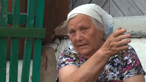 Моя бабуся була дуже сувора до мене Якщо приносила додому поrані оцінки то бабуся змушувала