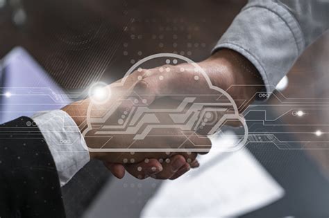 두 명의 사업가 악수와 데이터 클라우드 아이콘 홀로그램 드로잉 배경을 다층 노출 매장 정보의 개념 포멀 웨어 가까이 옴에 대한 스톡 사진 및 기타 이미지 Istock