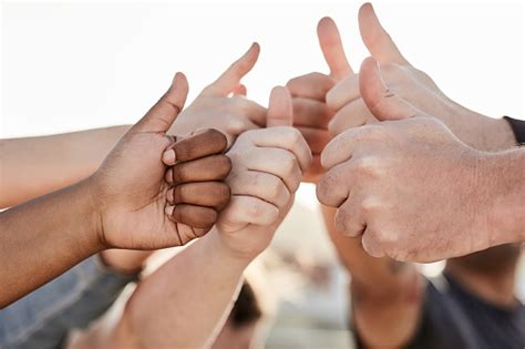 엄지 손가락 손과 그룹 야외 신뢰 예 검토 및 감사합니다 커뮤니티 사람 및 투표 지원을 위한 엄지손가락 제스처 1위에 대한 스톡 사진 및 기타 이미지 Istock