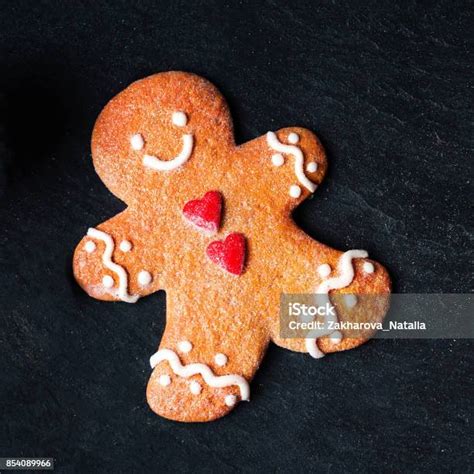 어두운 배경 디자인 이나 해피 뉴 텍스트에 대 한 복사 공간에 진저 브레드 남자 쿠키와 크리스마스 카드 0명에 대한 스톡 사진 및 기타 이미지 Istock