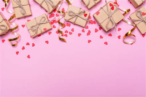 분홍색 배경에 Kraft 종이에 싸서는 선물 상자 색종이 하트와 골드 리본 0명에 대한 스톡 사진 및 기타 이미지 0명 갈색 공예 Istock