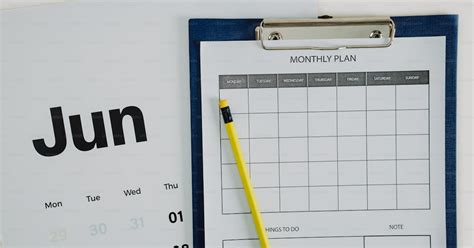 달력과 펜이 있는 클립보드 사진 Unsplash의 책상 필수품 이미지