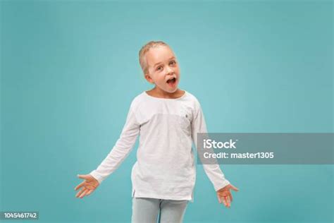 스튜디오 Backgroud에 아름 다운 여성 길이 초상화 감정적인 십 대 소녀 6 7 살에 대한 스톡 사진 및 기타 이미지 6 7 살 감정 개념 Istock