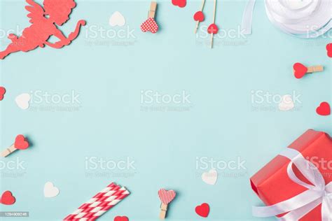 해피 발렌타인 데이 컨셉 사진 위의 빨간색과 흰색 장식 작은 큐피드 포장 패키지와 빈 공간이있는 가벼운 배경에 심장 핀 2월에 대한 스톡 사진 및 기타 이미지 Istock