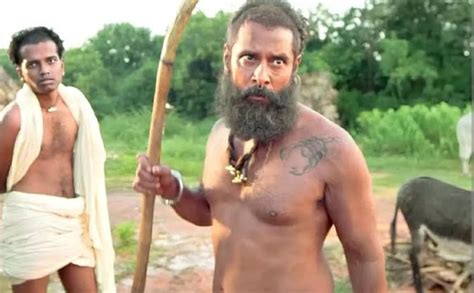 நீளமான கம்பை கையில் வைத்துக்கொண்டு மாளவிகா மோகனன் செய்த செயல்