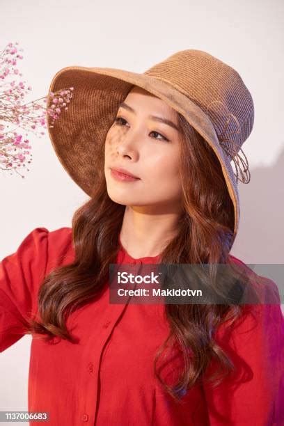 꽃다발 꽃을 들고 있는 동안 여름 드레스와 밀 짚 모자 포즈에 사랑 스러운 젊은 여자 꽃 식물에 대한 스톡 사진 및 기타 이미지 꽃 식물 드레스 로맨스 Istock