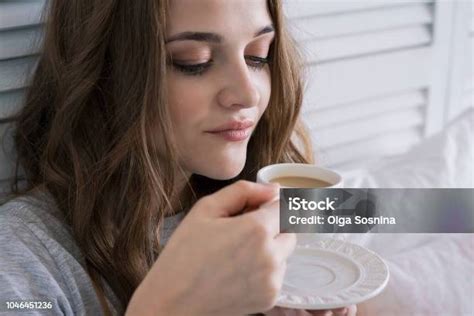 아침에 커피를 마시는 침실에서 침대에 아름 다운 젊은 여자 가정 생활에 대한 스톡 사진 및 기타 이미지 가정 생활 동슬라브족 러시아 Istock