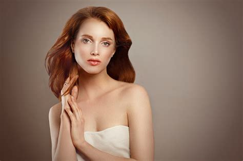 손과 길고 반짝 곱슬 머리와 갈색 머리 여자 소녀 곱슬 헤어스타일 자연 초상화와 아름 다운 모델입니다 브라운에 고립 갈색에 대한 스톡 사진 및 기타 이미지 Istock