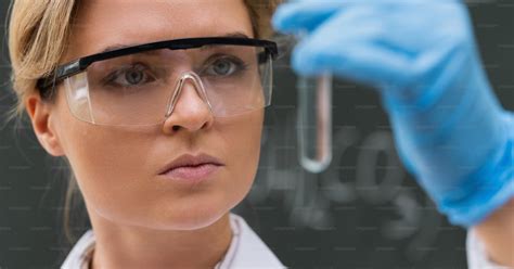 연구 작업 중 실험실에서 시험관 내부의 물질을 검사하는 과학자 사진 Unsplash의 라트비아 이미지