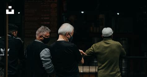 검은 긴 소매 셔츠를 입은 남자 옆에 서 있는 검은 긴 소매 셔츠를 입은 남자 사진 Unsplash의 무료 코비드 이미지