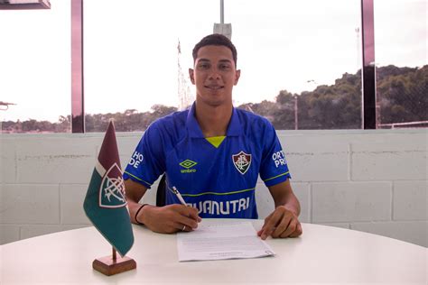 marcos vinícius assina primeiro contrato profissional com o fluminense