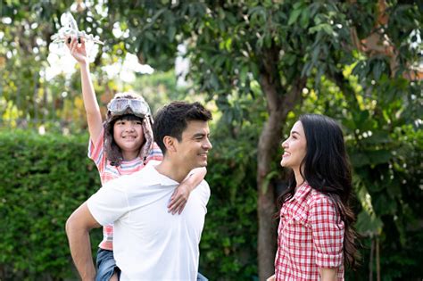 행복한 가족은 주말에 함께 앞 잔디밭에서 휴식을 취합니다 가정 생활에 대한 스톡 사진 및 기타 이미지 가정 생활 가족