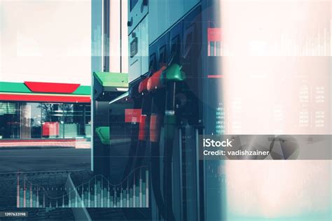 기술 적 배경에 연료 디스펜서가있는 주유소 가솔린과 연료에 대한 가격 상승그래프 0명에 대한 스톡 사진 및 기타 이미지 0명