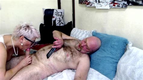 一个酷炫的成熟妓女全心全意地向秃头伴侣吮吸鸡巴 Pornhub com