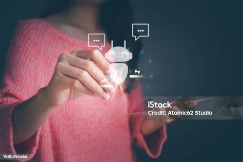 기술 스마트 로봇 Ai 무언가를 생성하기 위한 명령 프롬프트를 입력하여 인공 지능 Ai와의 챗봇 채팅 미래 인공 지능 기술 변환을 사용하는 여성 챗봇에 대한 스톡 사진 및