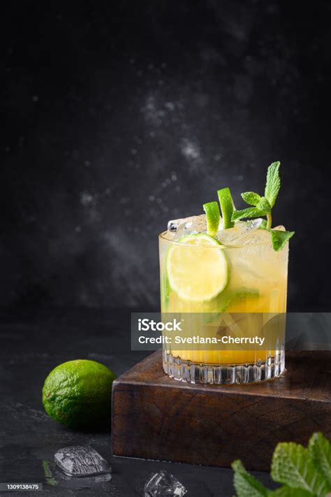마이 타이 클래식 럼 칵테일 검은 라임과 열대 레모네이드 칵테일에 대한 스톡 사진 및 기타 이미지 칵테일 마이 타이 라임