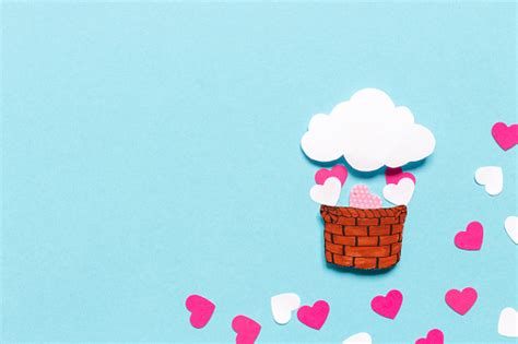 현실적인 종이와 해피 발렌타인 데이 인사말 카드 디자인 수공예품 스크랩북 핸드메이드 파란색 배경에 심장 모양 비행 풍선과 마음 장식입니다 Diy에 대한 스톡 사진 및 기타
