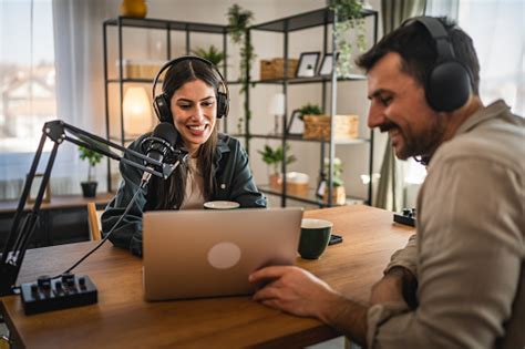 남자 호스트 인터뷰어 여자 게스트 레코드 팟캐스트 홈 스튜디오 25 29세에 대한 스톡 사진 및 기타 이미지 25 29세 2명 30 34세 Istock