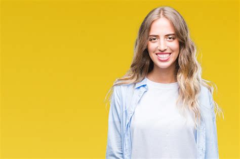 격리 된 배경에 행복과 멋진 아름 다운 젊은 금발 여자 얼굴에 미소 운이 좋은 사람 곱슬 머리에 대한 스톡 사진 및 기타 이미지