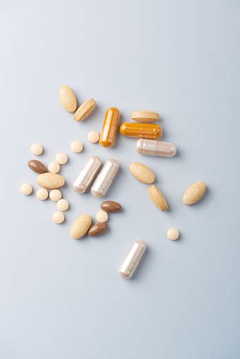 밝은 종이 배경에 멀티 컬러 비타민과 보충제 건강 한 규정식 보충 교재에 대 한 개념 맨 위 보기 공간을 복사합니다 개체 그룹에 대한 스톡 사진 및 기타 이미지 Istock