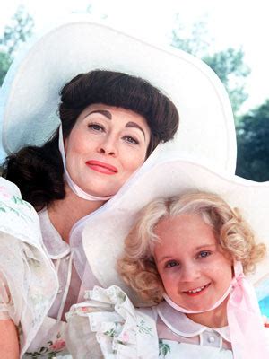 Mommie Dearest Movie Review And Film Summary 1981 Roger Ebert