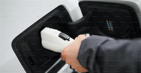 남자는 전기 자동차를 충전합니다 차세대 자동차 개념을 위한 인프라 개발 사진 Unsplash의 전기 자동차 이미지