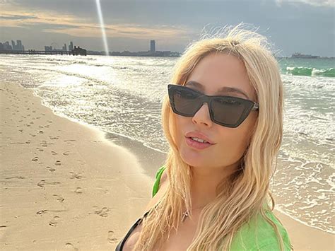 Рудова оголила грудь на пляже и показала зад раздевающейся Самбурской Topnewsru
