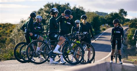 건강한 경쟁 그룹 그룹 사이클링 기어 남자 낮 농촌의 도로 도로 사이클링 도로 자전거 라이딩 라이프스타일 레크리에이션 모험 브레이크 사이클 선수