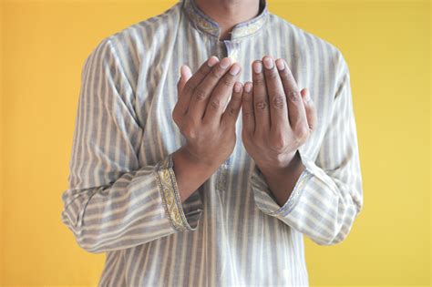 무슬림 남자는 라마단 동안 기도 제스처에 손을 유지 가까이 30 34세에 대한 스톡 사진 및 기타 이미지 30 34세