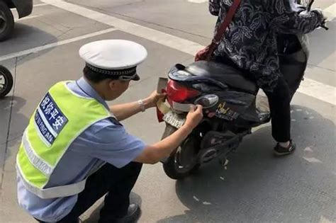 暖心！嘉善交警为电动车驾驶人粘贴反光膜